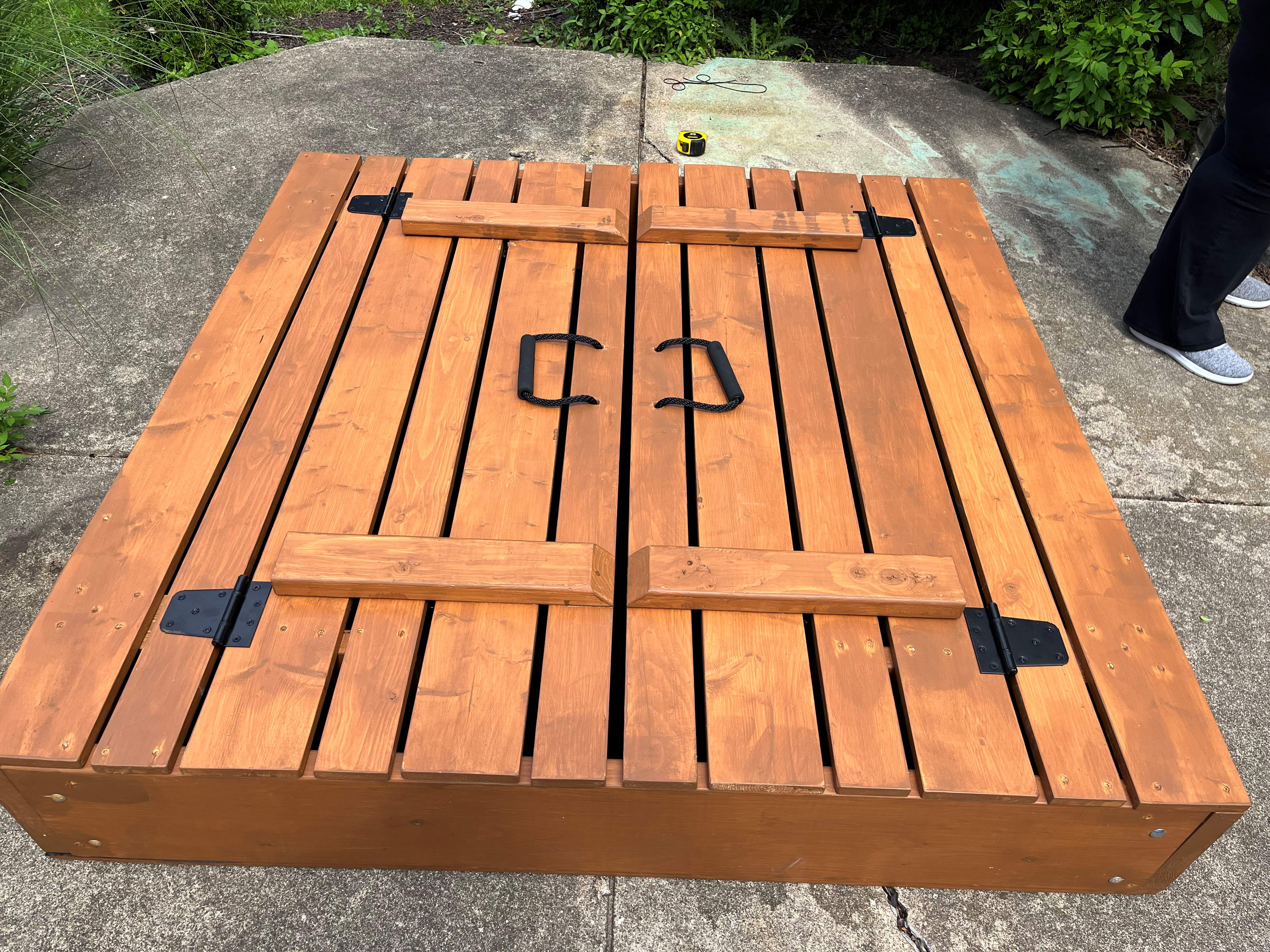 BIY Sandbox with Bench and Lid - Construct101